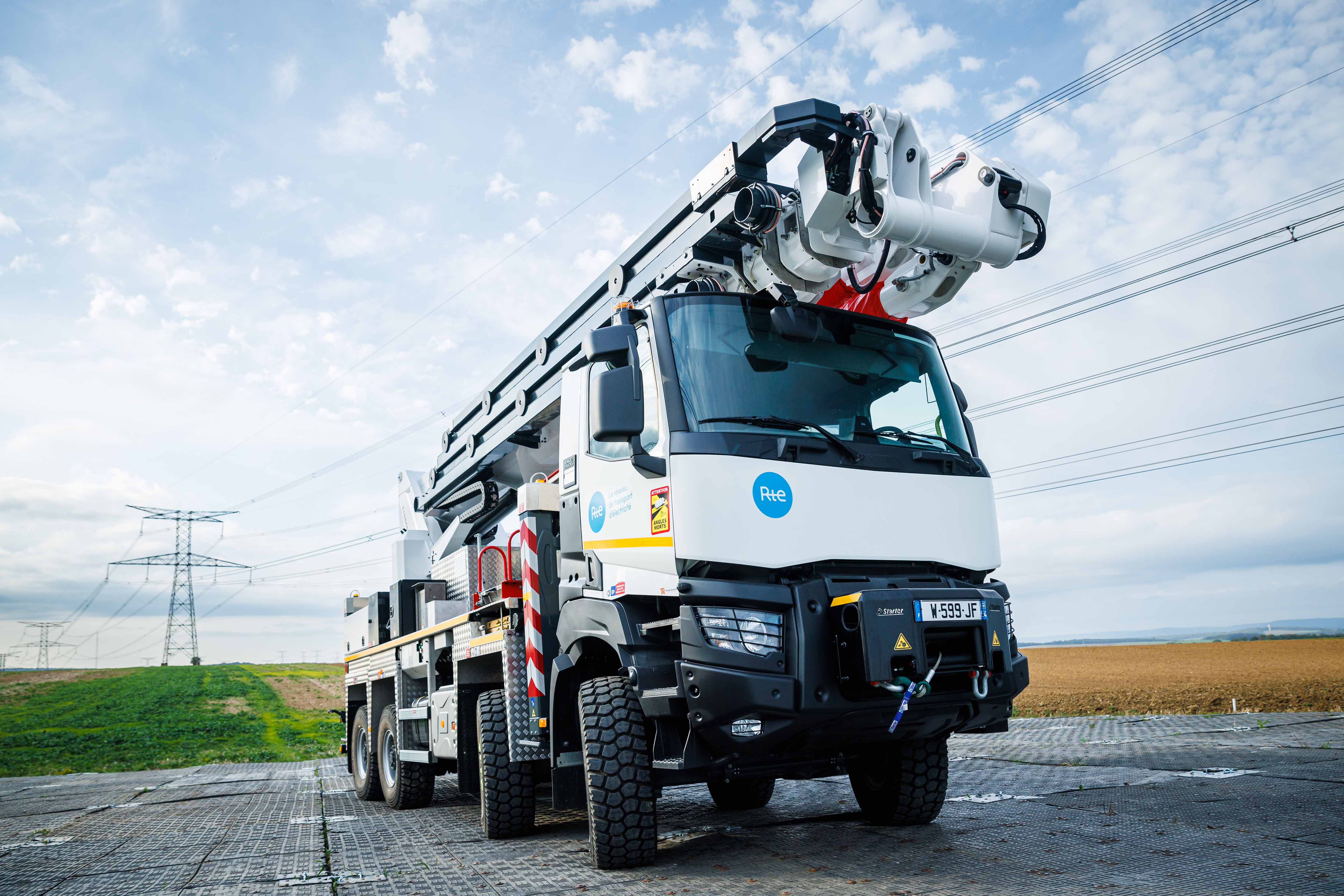 Une nouvelle plateforme élévatrice sur Renault Trucks K 8x8 chez RTE ...